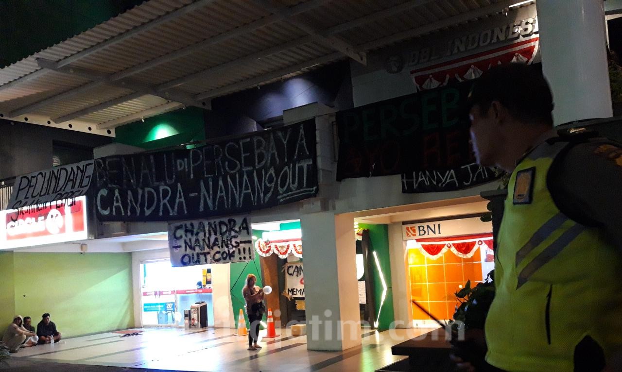 Datangi Kantor Manajemen Persebaya, Bonek Bentangkan Spanduk Hitam ...