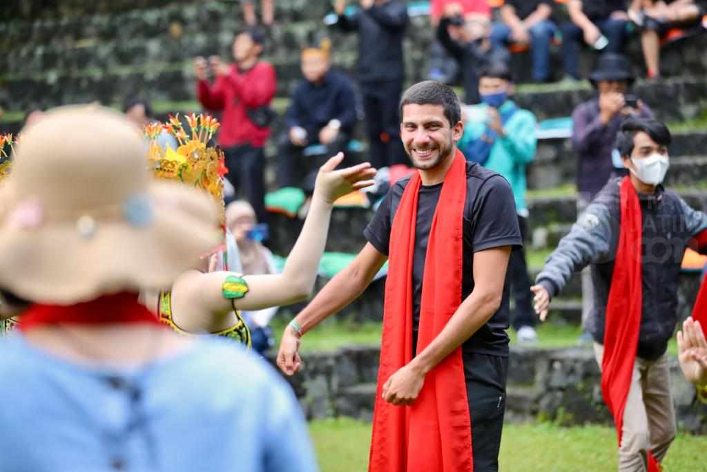 Sendratari Meras Gandrung di Kaki Gunung