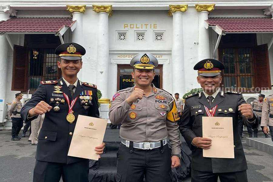 Kapolrestabes Surabaya Anugerahi Penghargaan untuk 3 Pama dan 5 Pamen