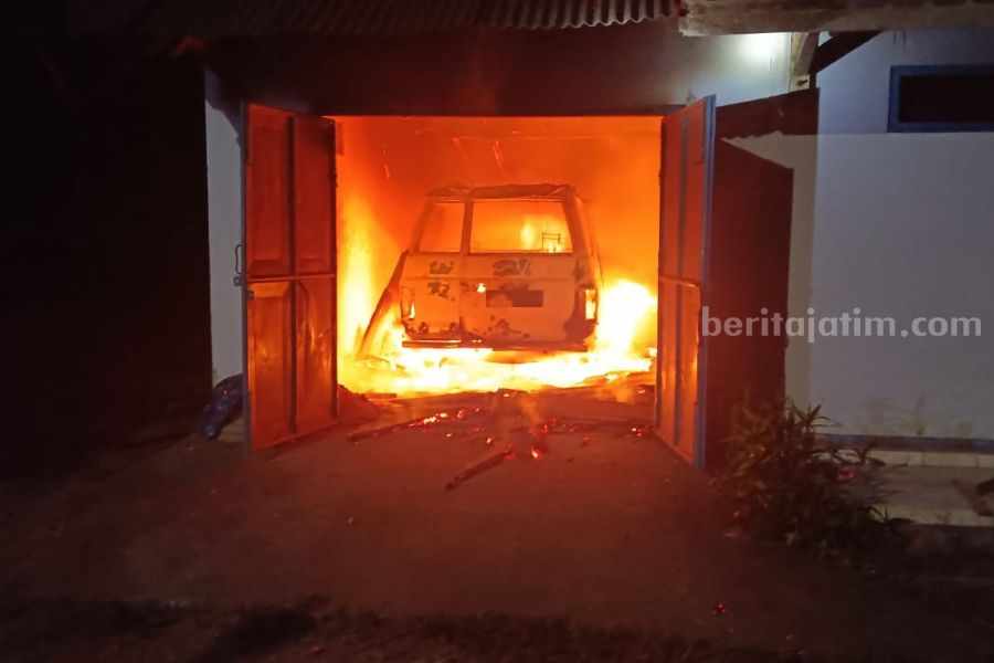 Mobil Milik Guru di Blitar Terbakar, Diduga Korsleting