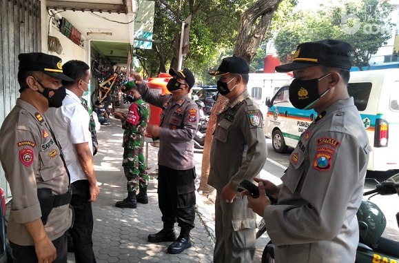 Covid-19 Terus Naik, Karyawan Toko Kue di Jombang Jalani Swab Antigen