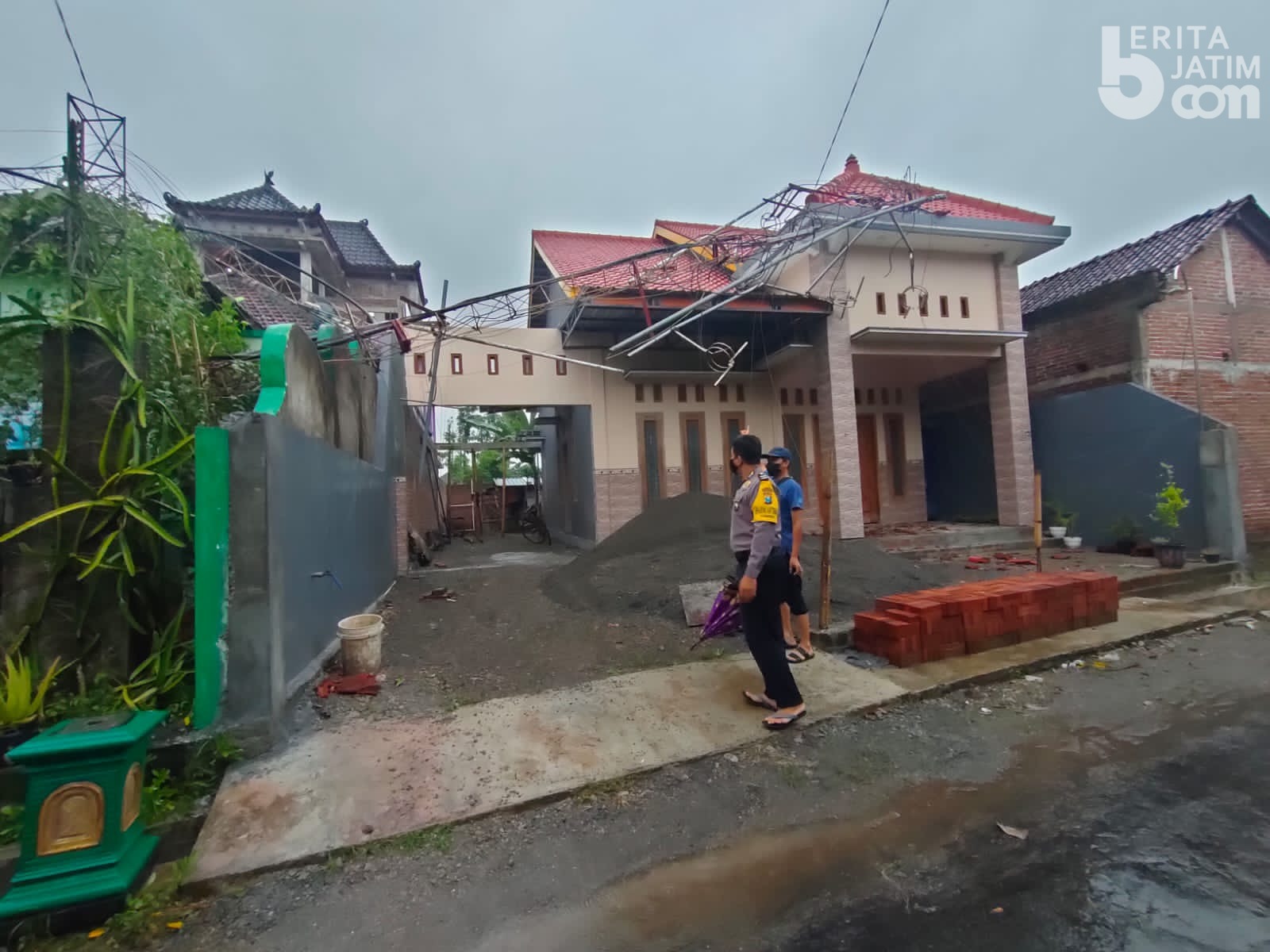 Antena Radio dan Pohon Roboh Timpa Beberapa Rumah di Ponorogo