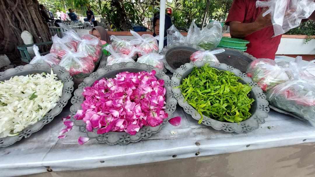 Penjual Bunga Makam Ngagel Untung Besar, Sehari Raup Rp 1 Juta