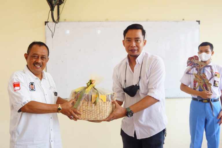 Saat Wawali Surabaya Armuji Kewalahan Tirukan Gerakan Tari Guru SMKN 12 ...