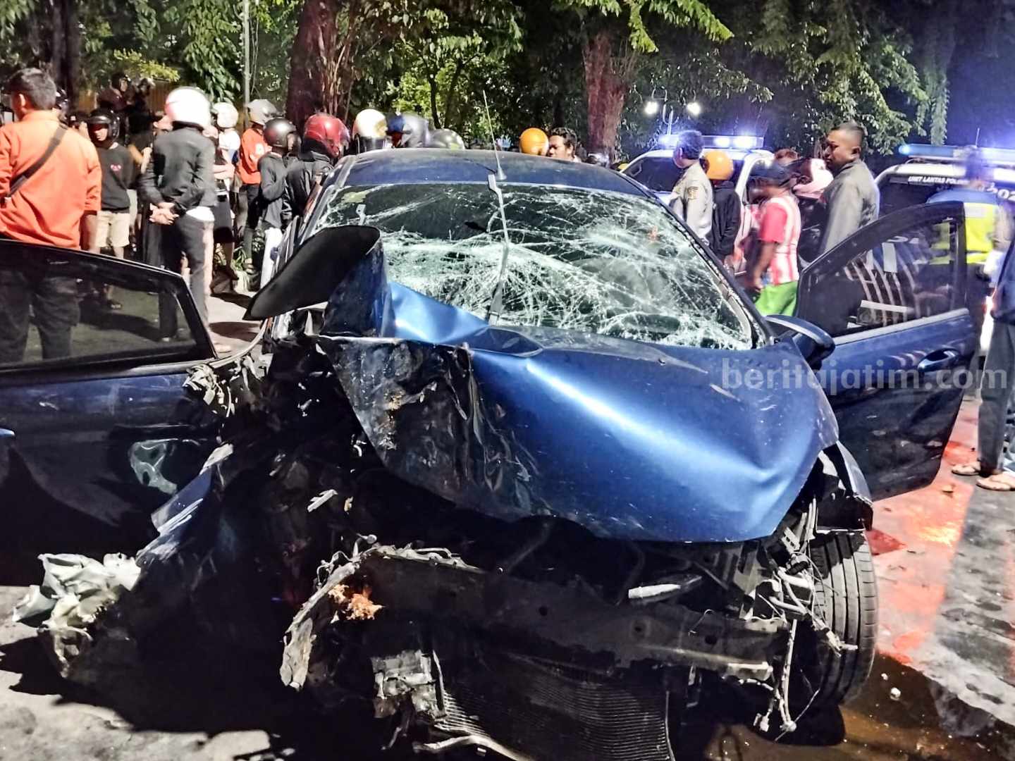 Kecelakaan Mobil Tabrak Motor Gerobak Sampah di Surabaya: Satu Tewas, 4 ...